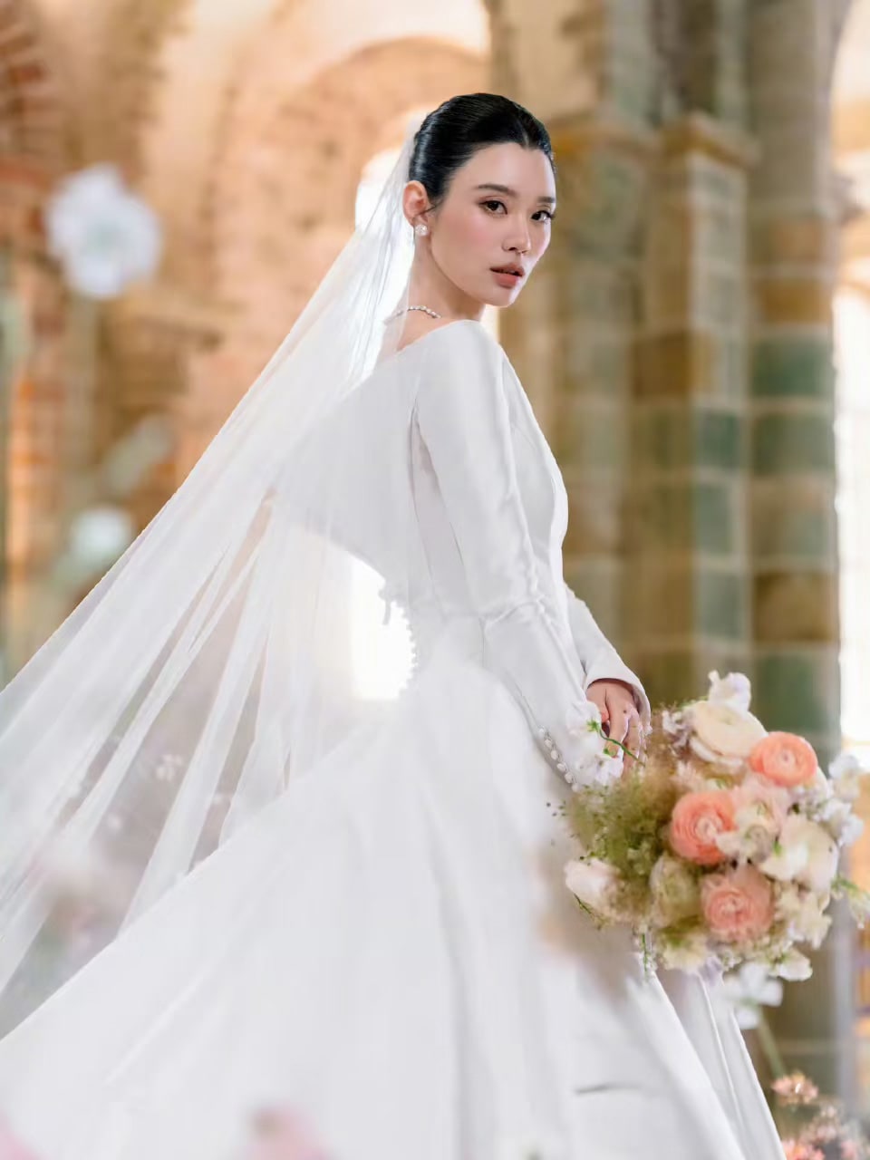 Mario Ho & Supermodel Ming Xi Finally Get Their Fairytale French ...