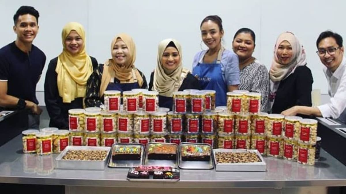 Ayuh beramal! 400 botol kuih raya diderma setakat ini kepada Jualan ...