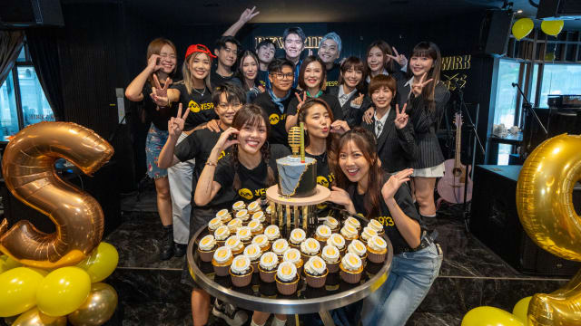 YES 933开台35周年 张哲通、黄晶玲、BOOM!怪物星人到场祝贺！ - vibes by 8world