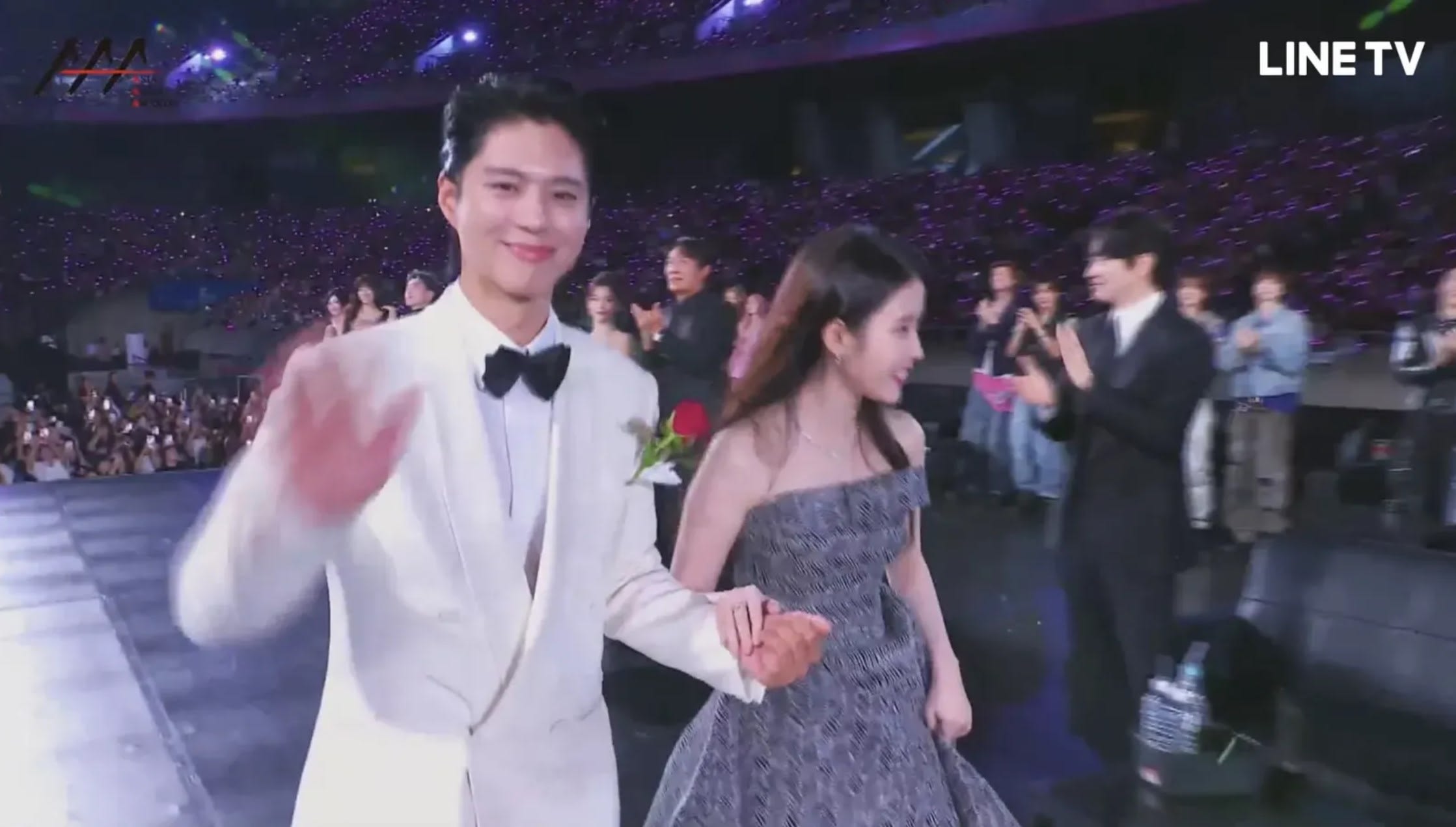 荧幕前任大集合，朴宝剑“AAA”颁奖礼好忙！刚和IU拿“最佳情侣奖”，又和金裕贞、惠利放闪 - vibes by 8world