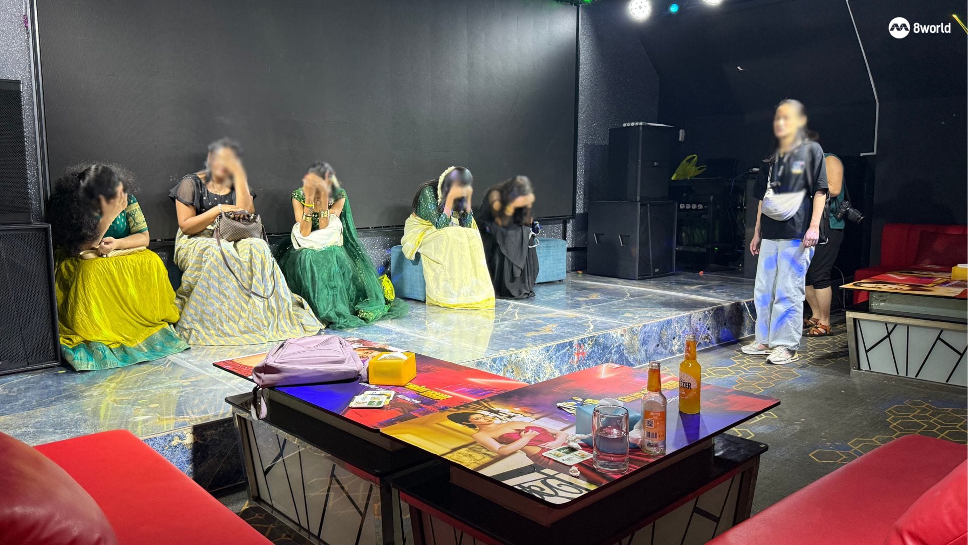 警方执法逮捕六男一女 16岁少女涉在公共场所醉酒 - 8world