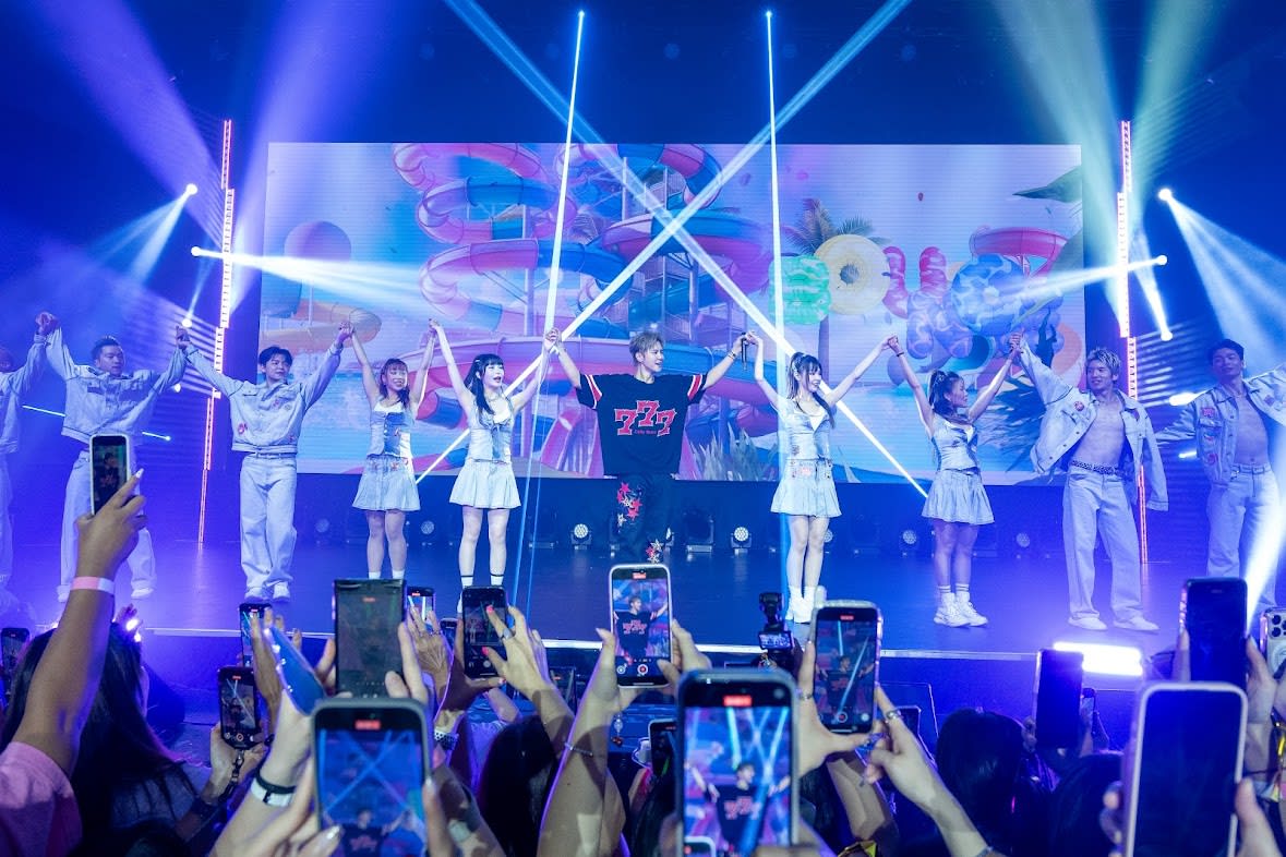 罗志祥30周年狮城狂欢夜 纯粹舞台靠实力炸场，粉丝两度失控冲向舞台！ - vibes by 8world