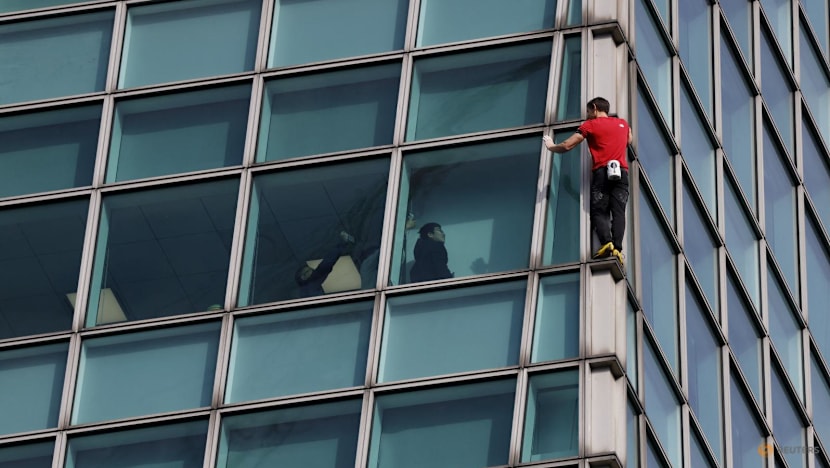 American rock climber Alex Honnold begins his ascent of the Taipei 101 ...