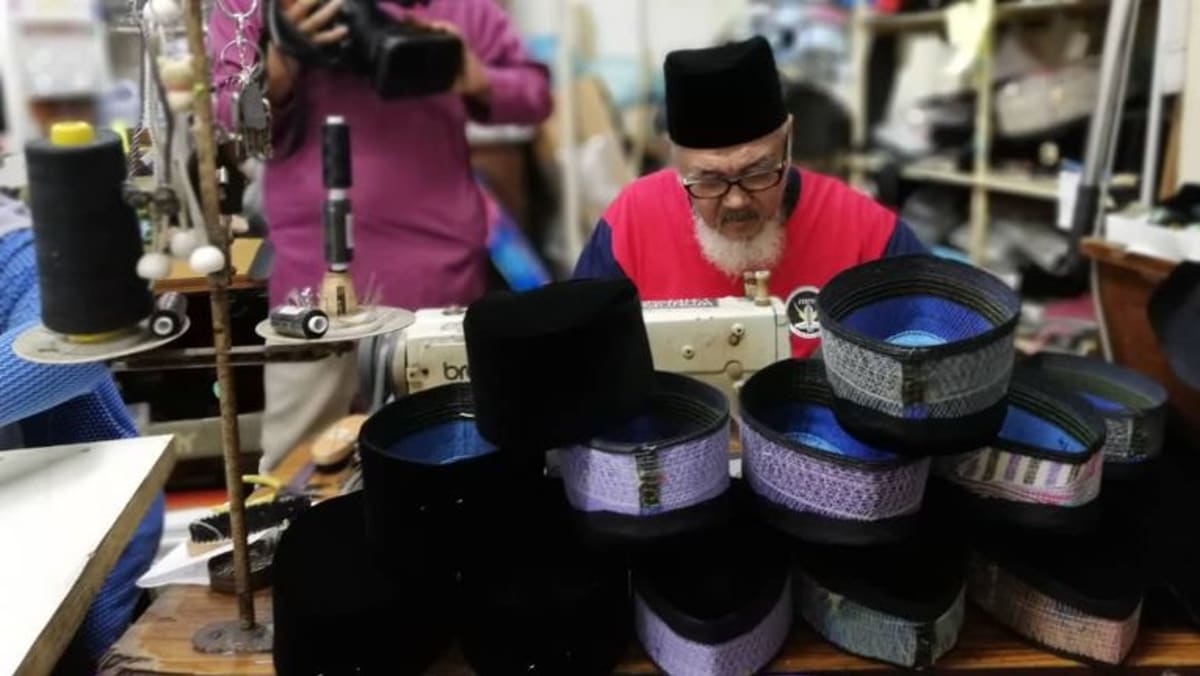 Cerita menarik di sebalik 'Songkok Gundal' yang 'rata' dan 'gunung ...