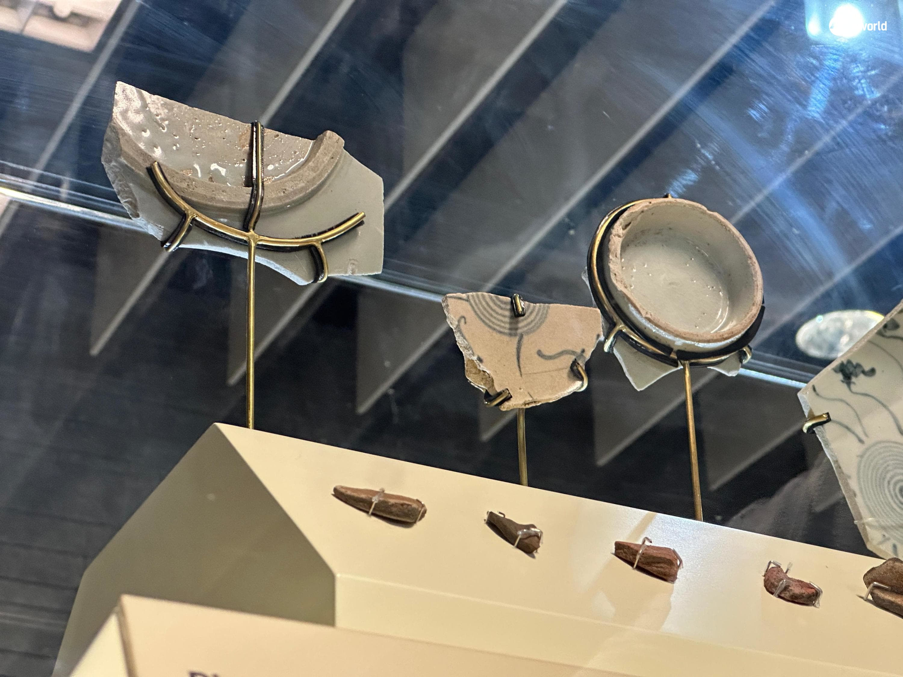 SMRT与文物局合作 首次在地铁站展出本地考古历史文物 - 8world